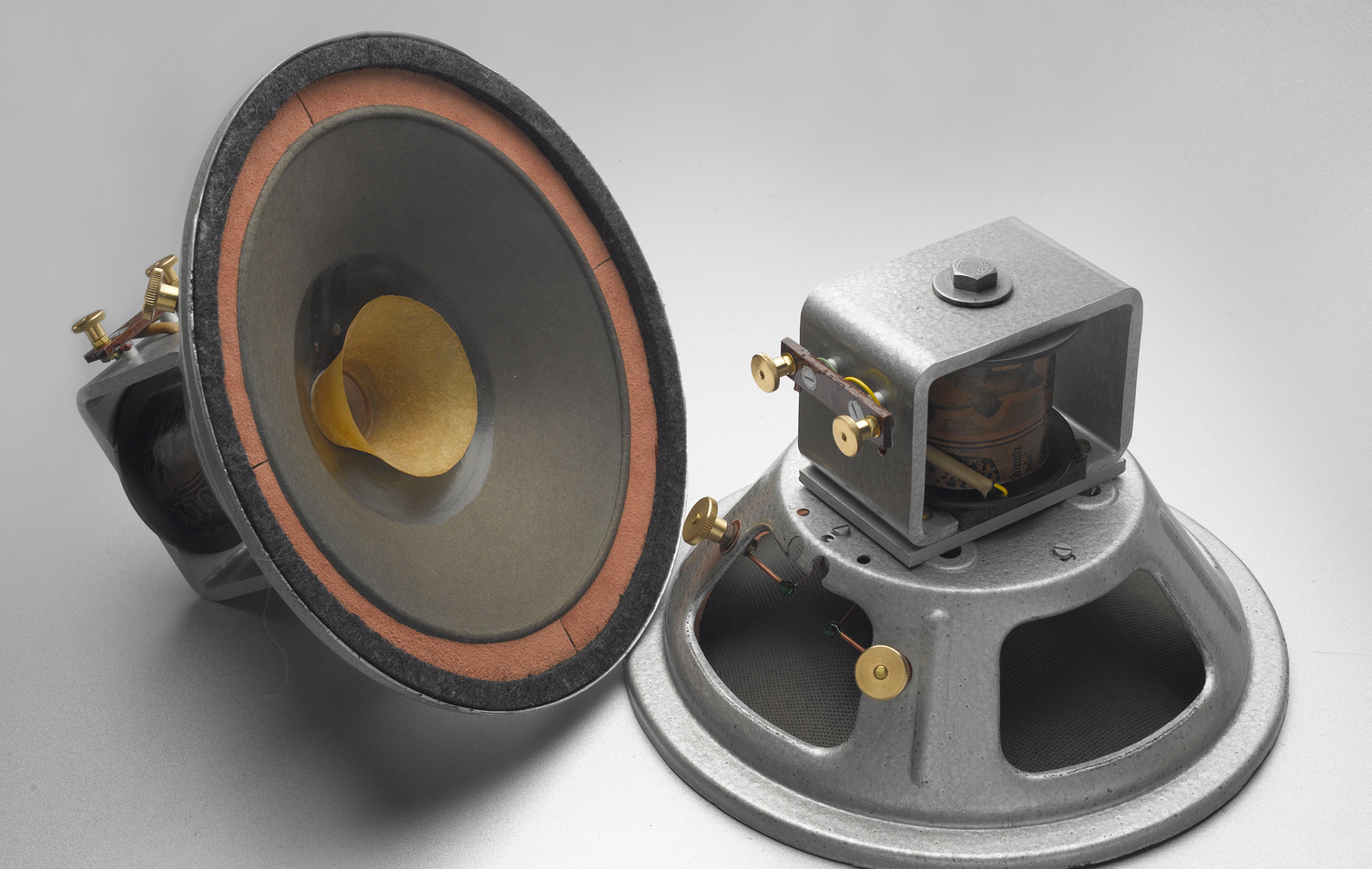 励磁という響きに惹かれてAtelier Rullit 8inch - ヴィンテージ・スピーカーで「すみっこ遊び」